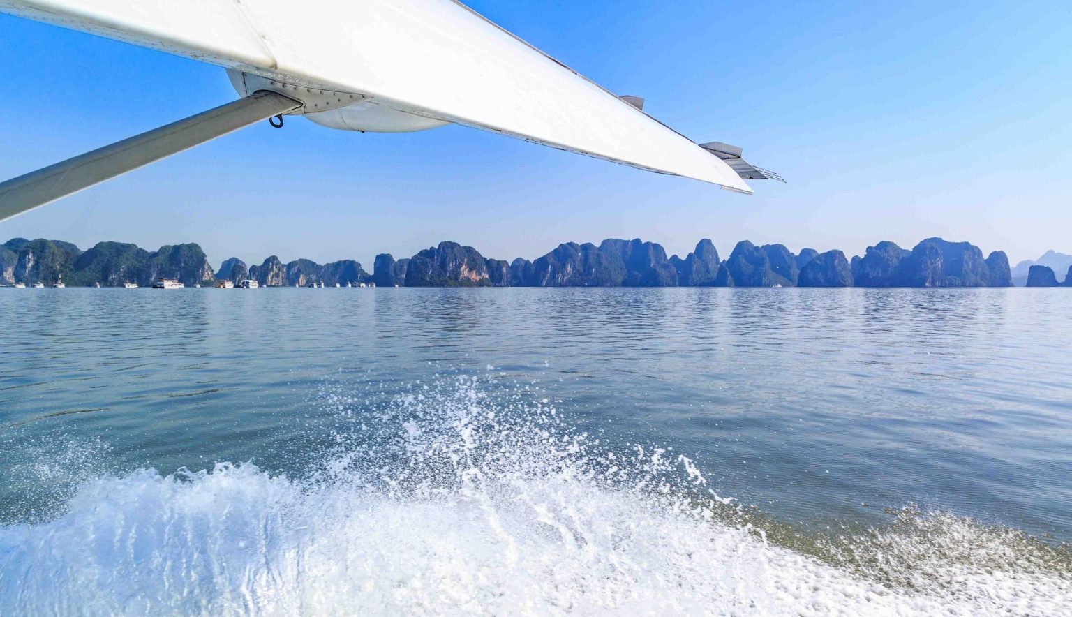 Survol en hydravion – Vue panoramique sur la Baie d’Halong